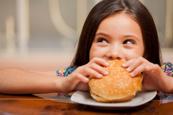 Oare cresteti un copil care „mananca emotional”?