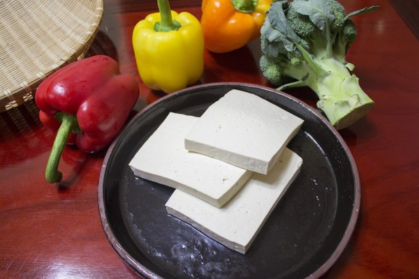 Tofu sau brânza de soia: de ce și cum să o mâncăm