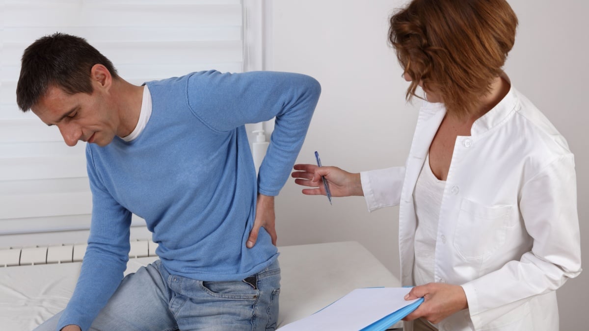 Durerile lombare: cum se diagnostichează și la ce medic să apelezi