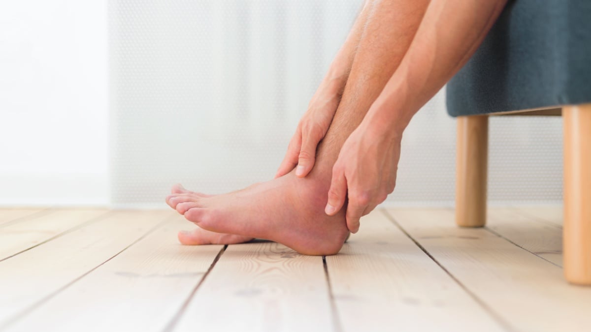 Ce înseamnă când ți se umflă doar un picior?